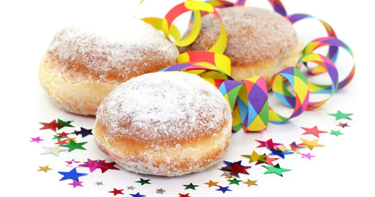 Atelier fabrication de beignet de carnaval, au moulin de Sabathier ...