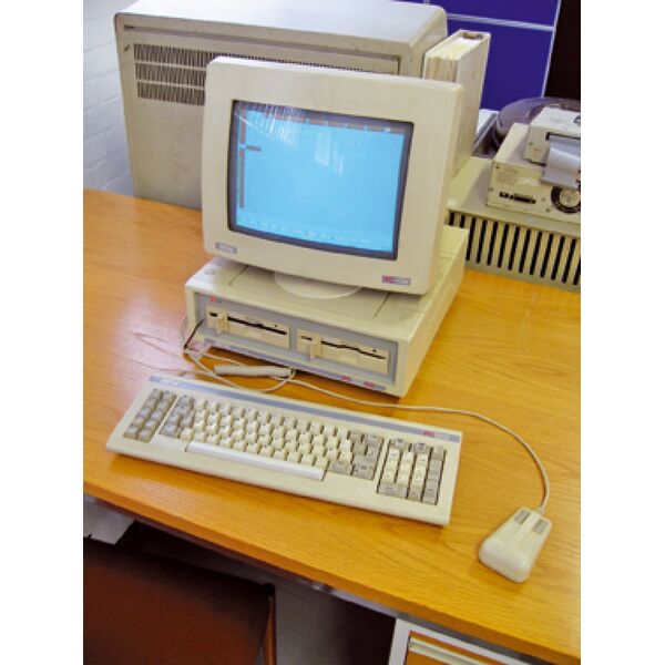 L'Amstrad PC 15-12 vs. La tablette moderne