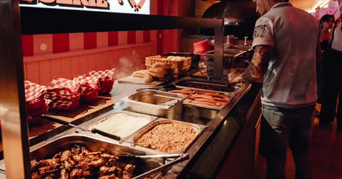 Refill Club, buffet à volonté le plus décadent de Paris 2025 - Brique ...